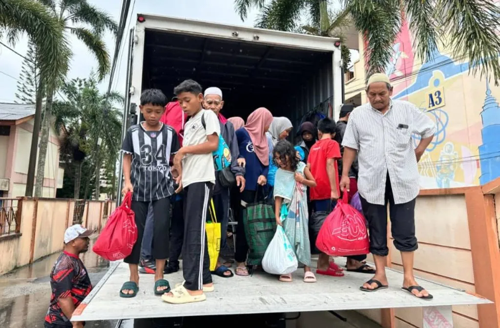 ResQ Team UPSI bantu 400 mangsa banjir di Tumpat - Refleks